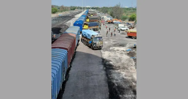 वडोदरा : दहेज अदाणी पोर्ट साइडिंग से लातूर के लिए पहली उर्वरक रेक ...